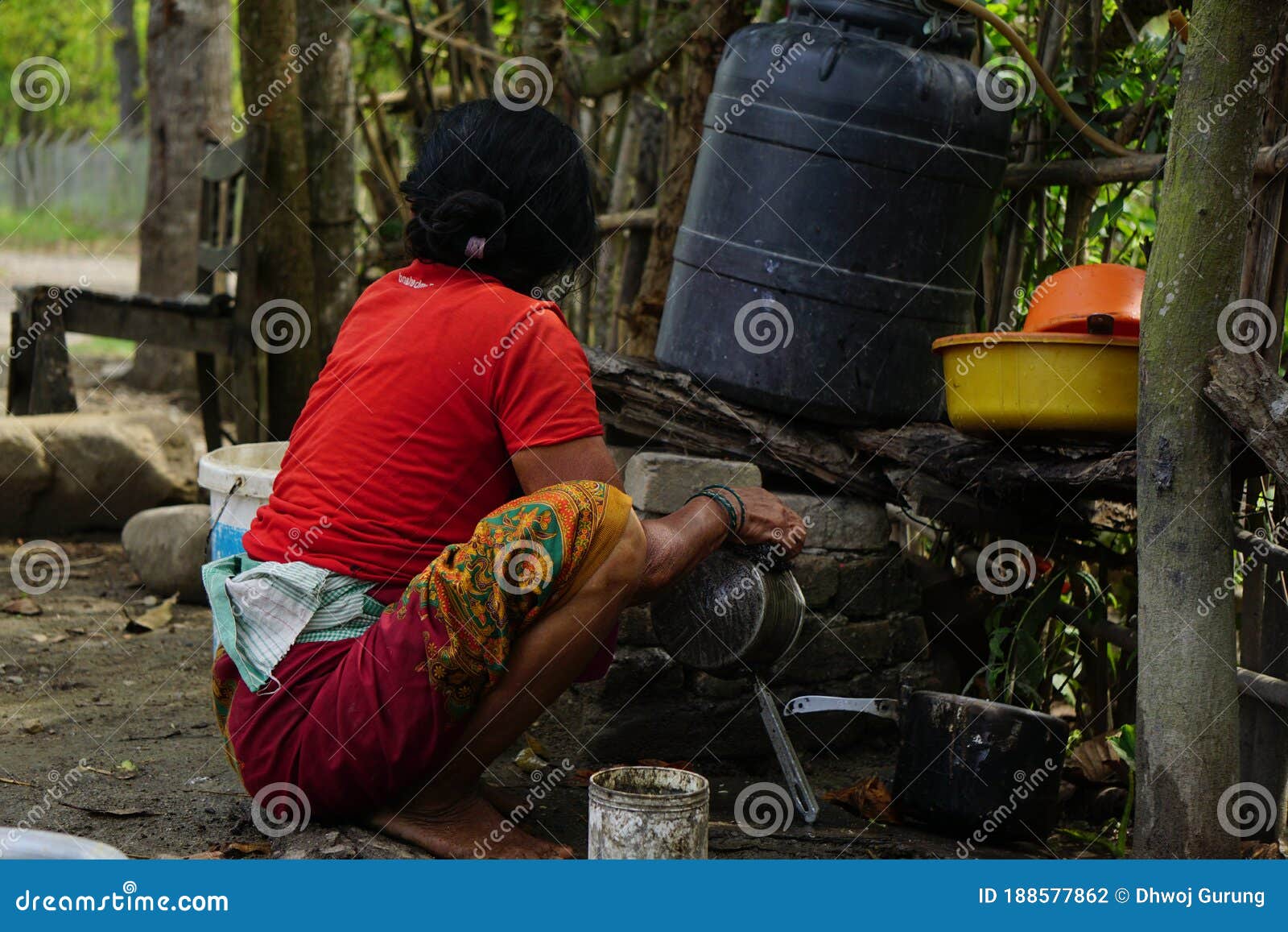Mujer Limpiando Su Lavabo De Chitwan Nepal Fotografía editorial ...