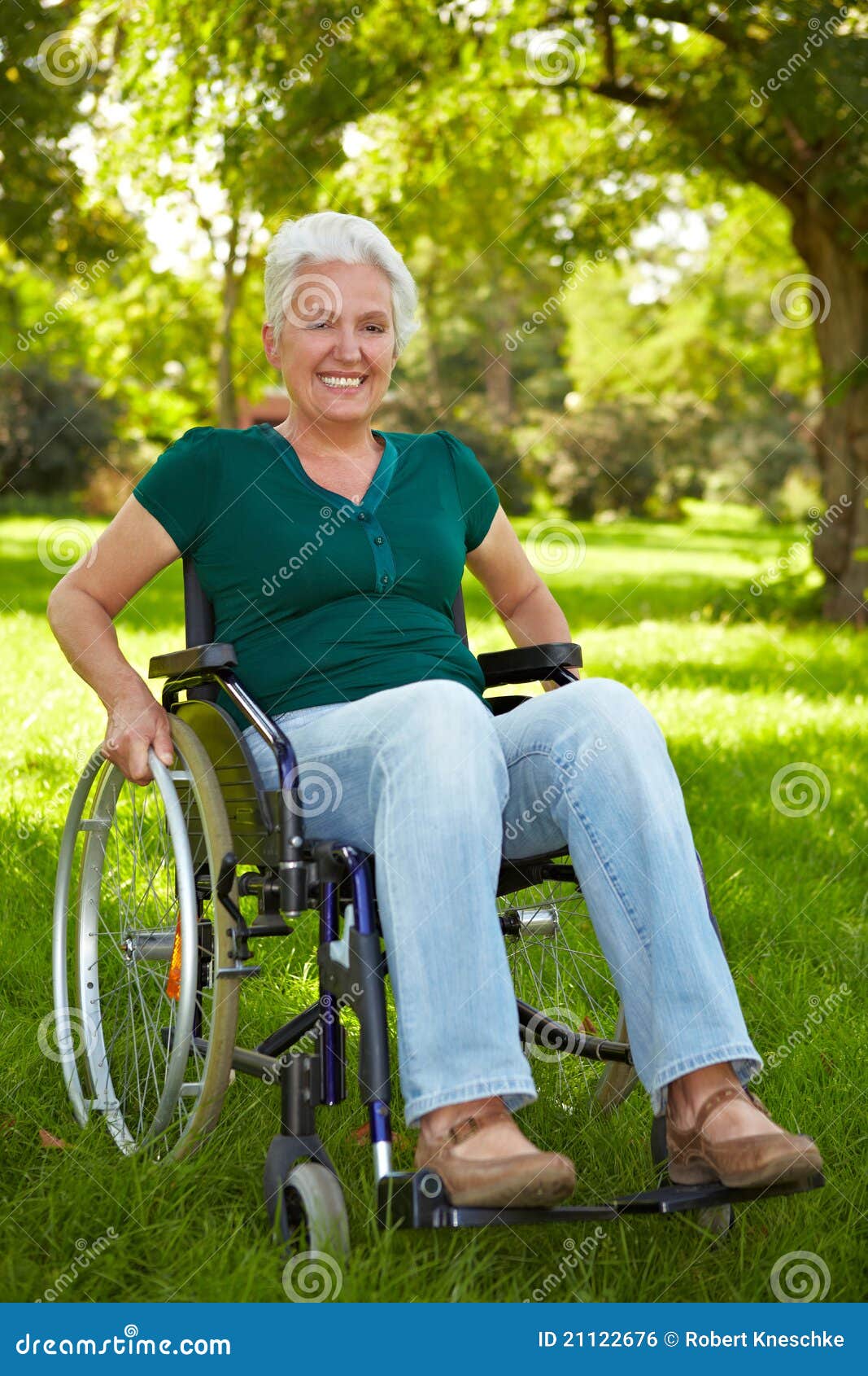 Mujer Lisiada En Sillón De Ruedas Foto de archivo - Imagen de feliz ...