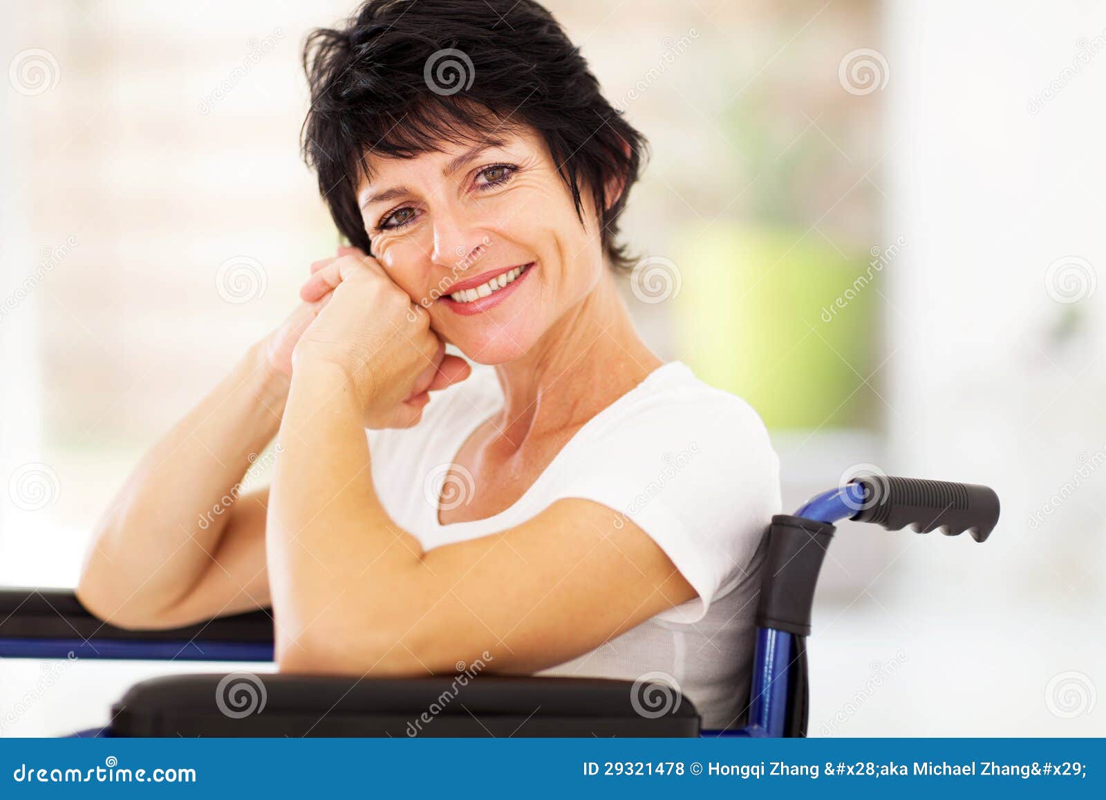 Mujer lisiada feliz foto de archivo. Imagen de alegre - 29321478