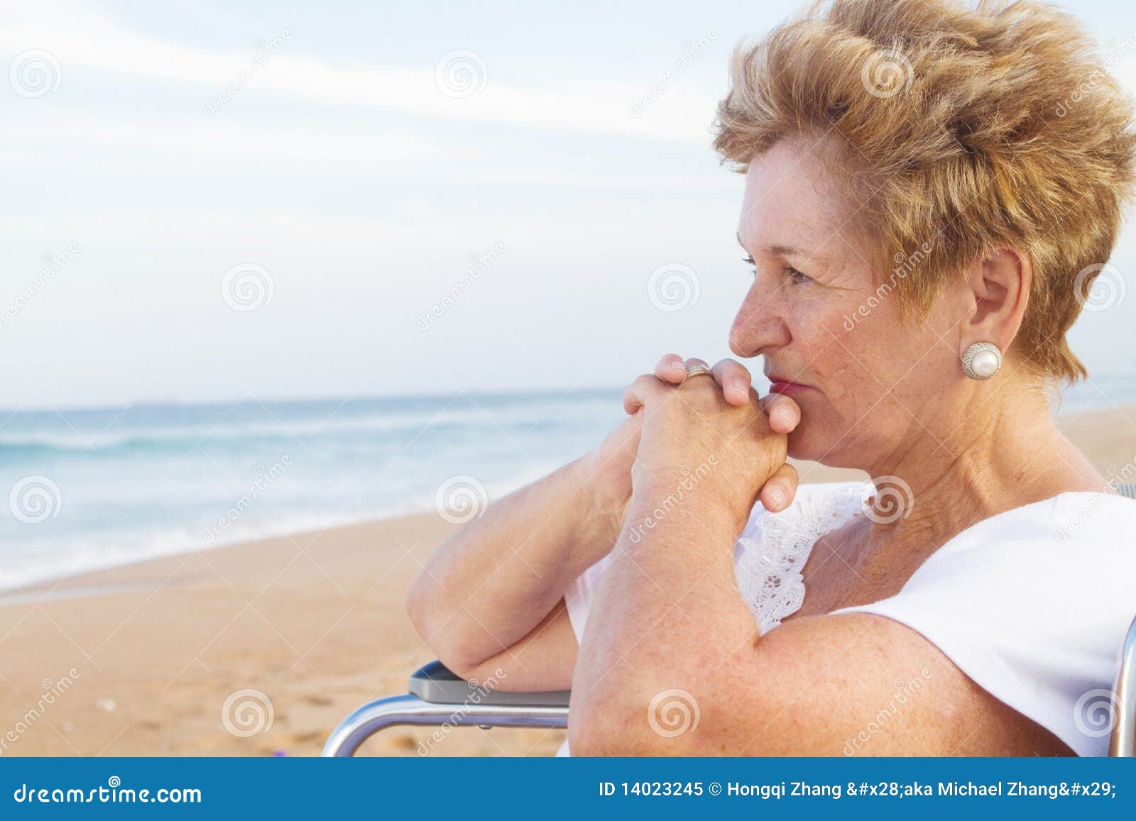 Mujer Lisiada Mayor Pensativa Imagen de archivo - Imagen de lisiado ...