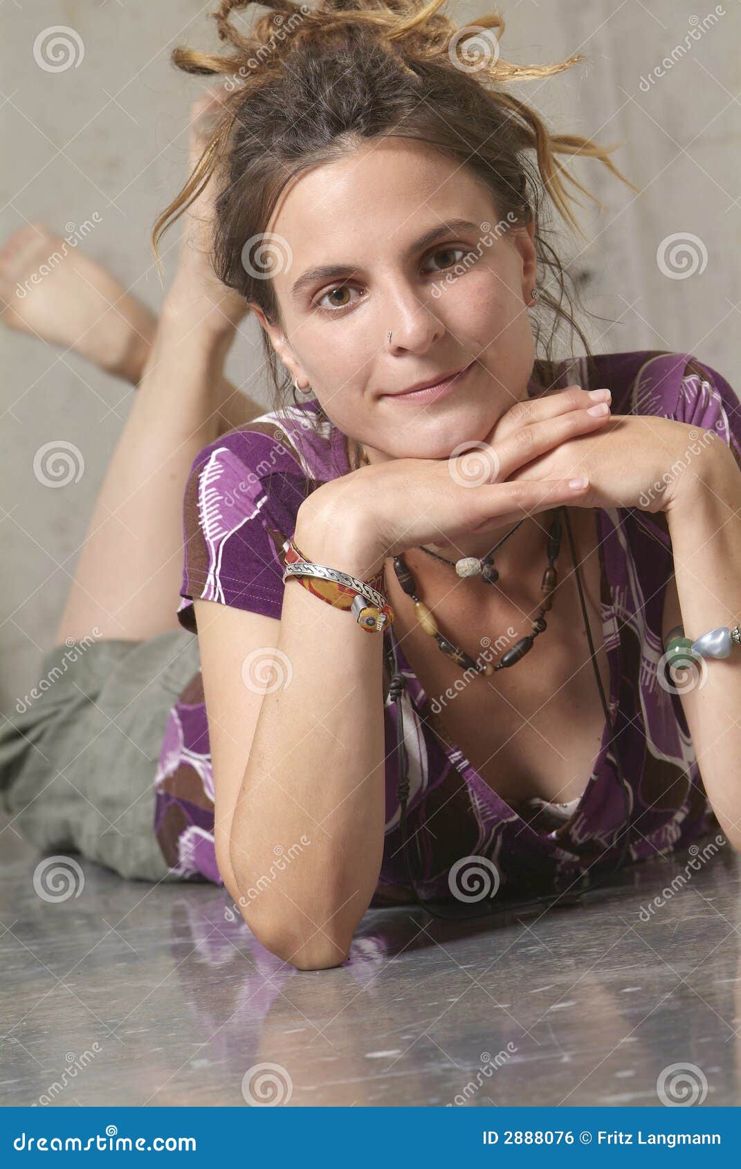 Mujer Lolling foto de archivo. Imagen de ocasional, solitario - 2888076