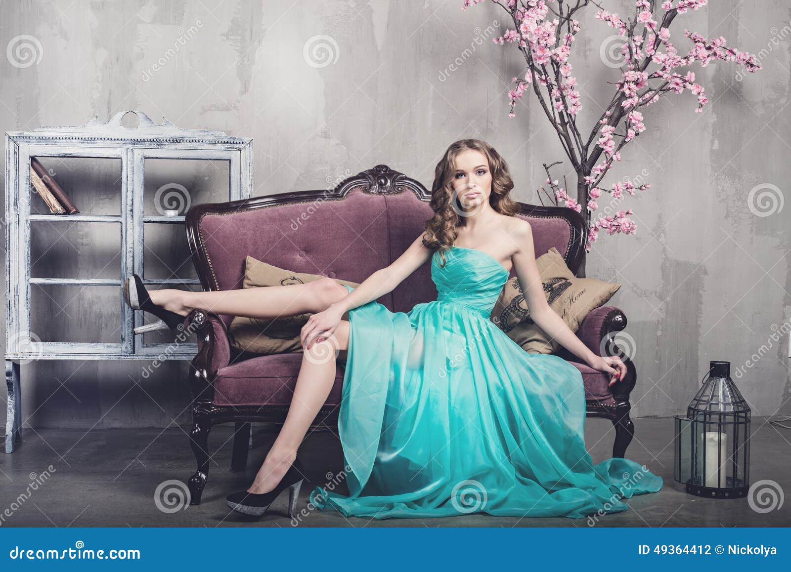 Mujer lujosa hermosa foto de archivo. Imagen de belleza - 49364412