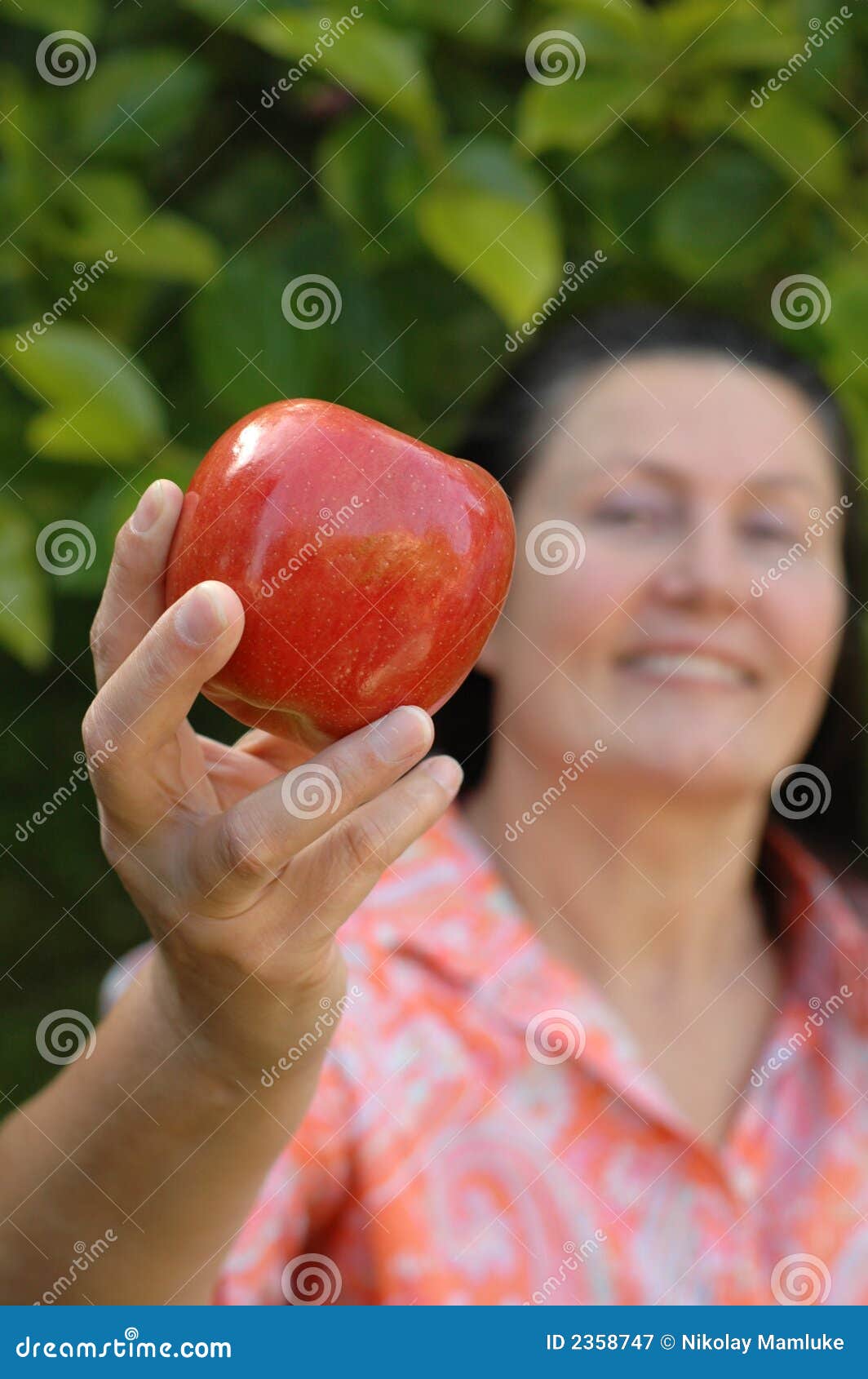 Mujer madura atractiva imagen de archivo. Imagen de feliz - 2358747