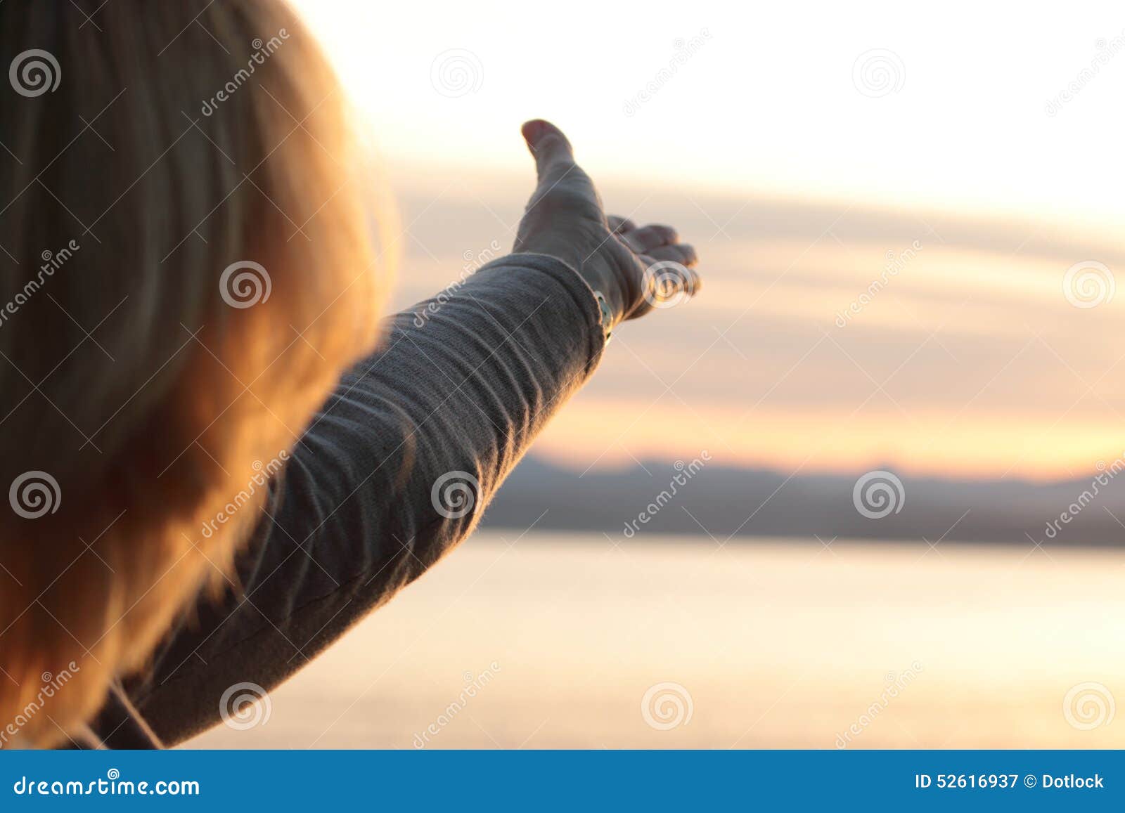 Mujer Madura Con El Brazo Extendido Imagen de archivo - Imagen de ...