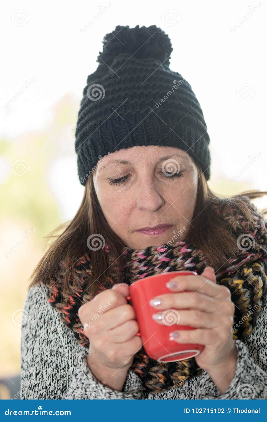 Mujer Madura Que Bebe La Bebida Caliente Foto de archivo - Imagen de ...