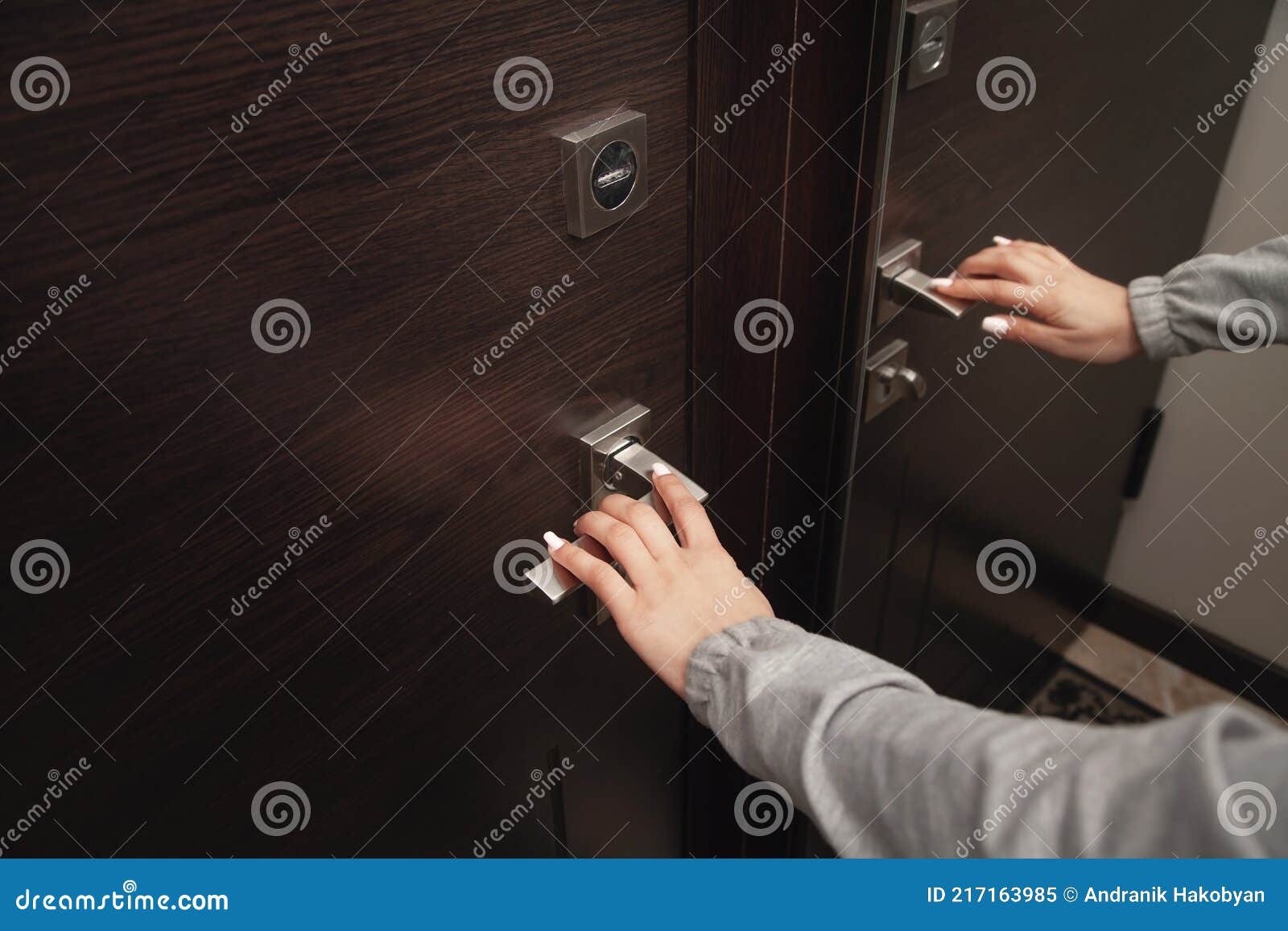Mujer Mano Cerrada Una Puerta En Casa Imagen de archivo - Imagen de ...