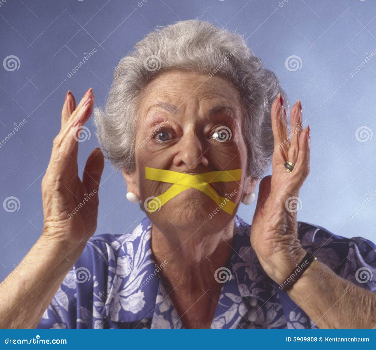 Mujer Mayor Con La Boca Sujetada Con Cinta Adhesiva Cerrada Foto de ...