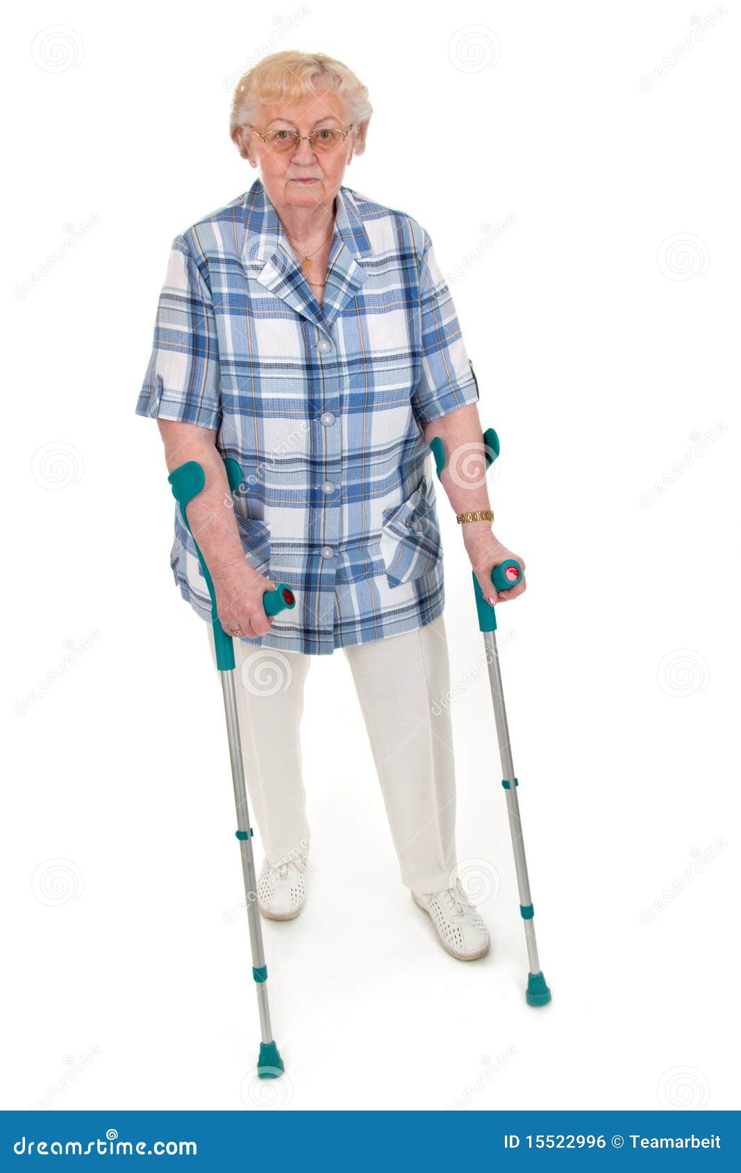 Mujer Mayor Con Las Muletas Foto de archivo - Imagen de caminar ...