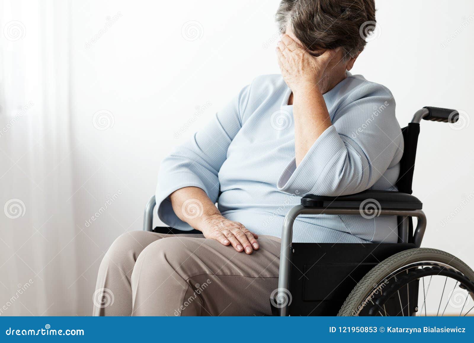 Mujer Mayor Discapacitada Triste En Un Wheelchar Imagen de archivo ...