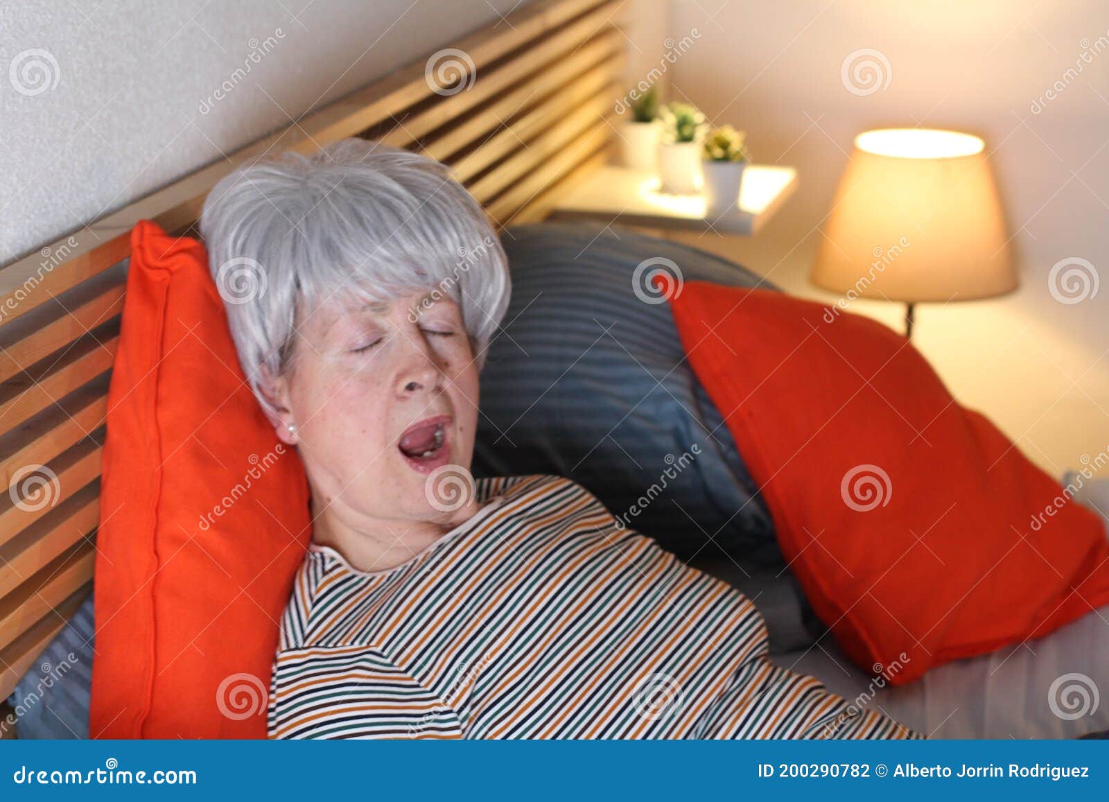 Mujer Mayor Roncando Muy Fuerte Foto de archivo - Imagen de dormitorio ...