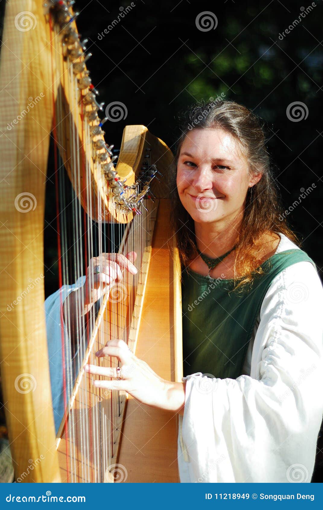 Mujer Medieval Que Toca La Arpa Imagen de archivo editorial - Imagen de ...