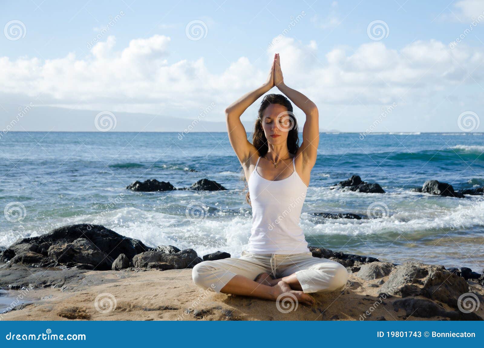 Mujer Meditating En La Playa Imagen de archivo - Imagen de cruz, mantra ...