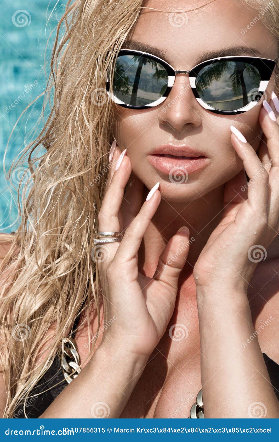 Mujer Modelo Rubia Atractiva De Lujo Elegante Imponente Fenomenal