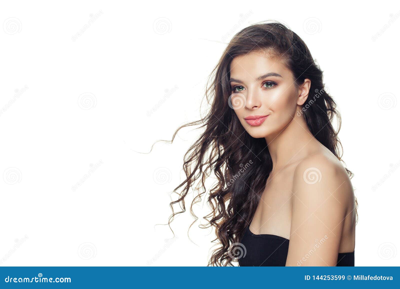 Mujer Modelo Sonriente Aislada En El Fondo Blanco Imagen de archivo ...