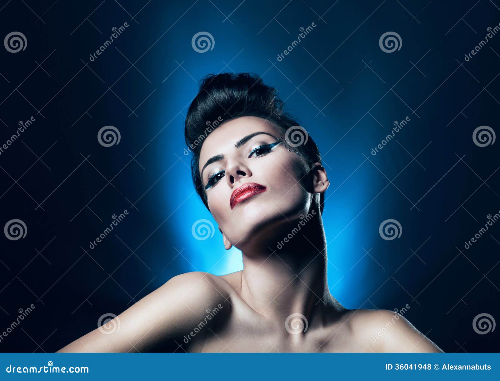 Mujer Morena Atractiva Con Los Labios Rojos Foto de archivo - Imagen de ...