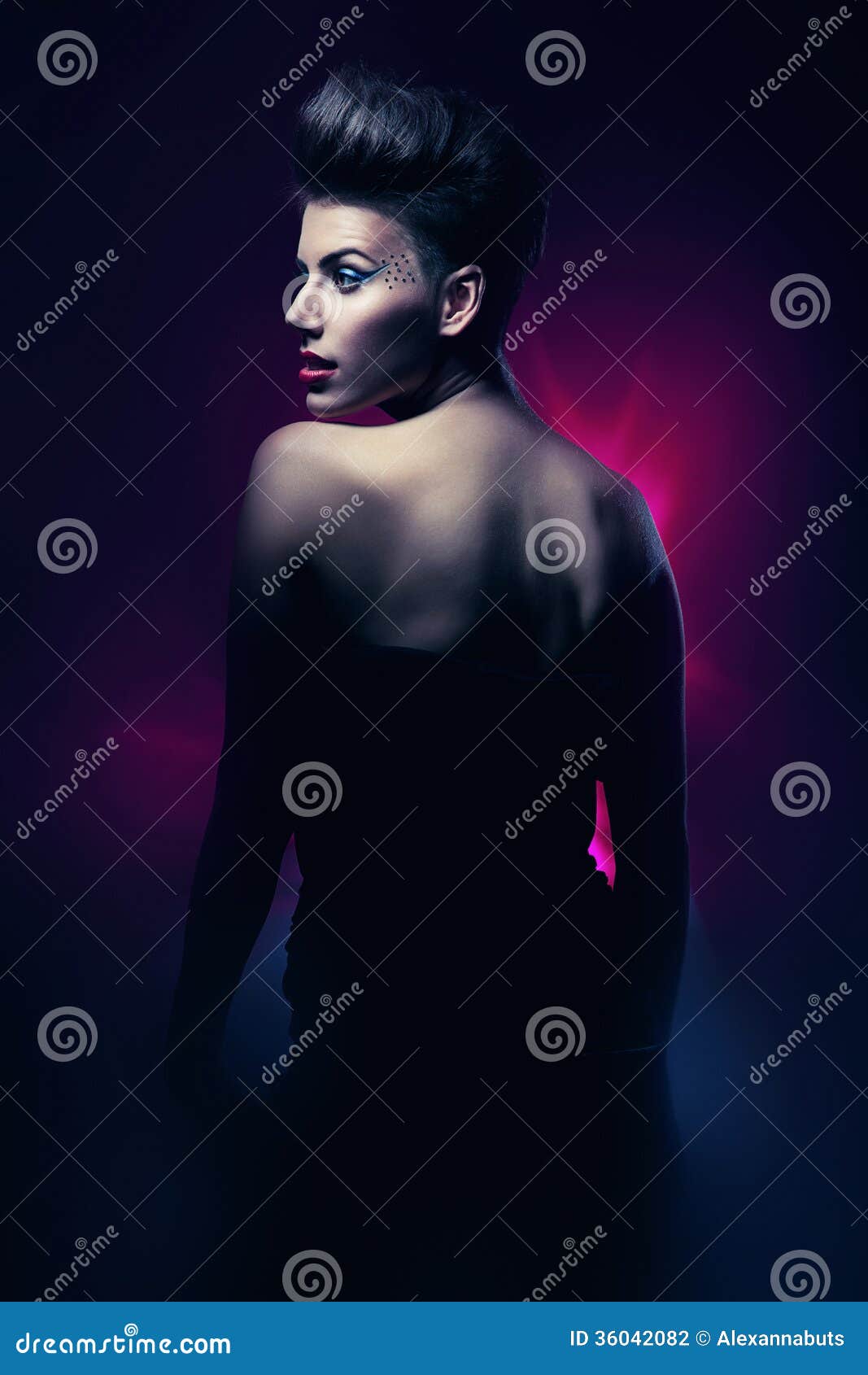 Mujer Morena Con Los Labios Rojos Foto de archivo - Imagen de negro ...