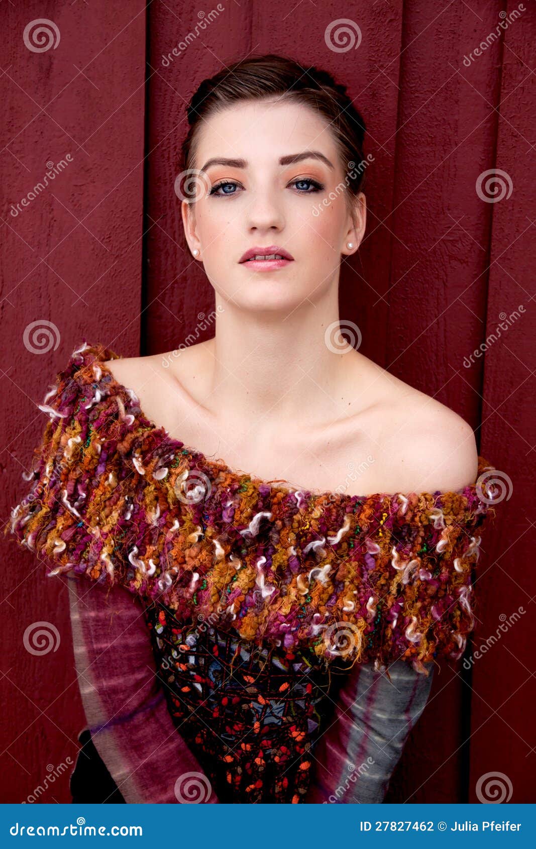 Mujer Morena Hermosa En Fondo Rojo Foto De Archivo Imagen De Limpio