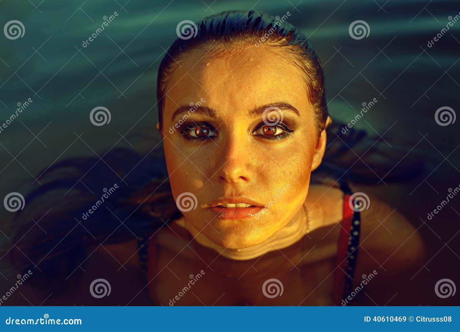 Mujer Morena Profundamente En El Mar Imagen de archivo - Imagen de ...