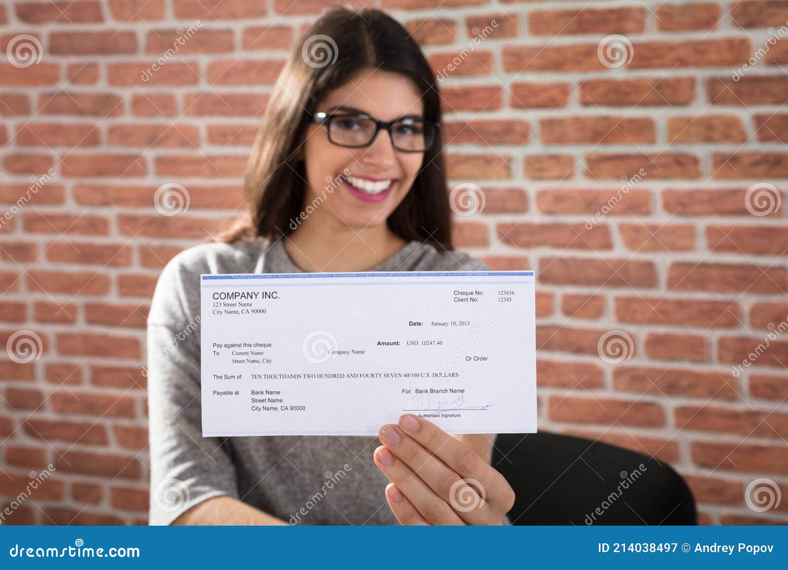 Mujer Mostrando Cheque De Compañía Imagen de archivo - Imagen de ...