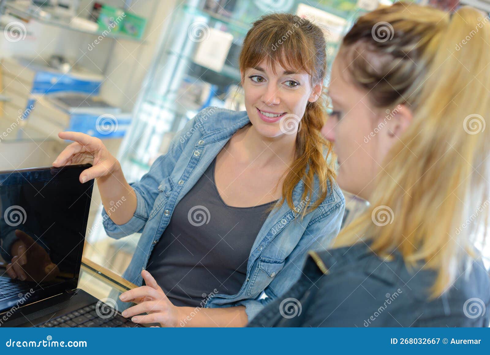 Mujer Mostrando El Equipo Al Cliente Imagen de archivo - Imagen de ...