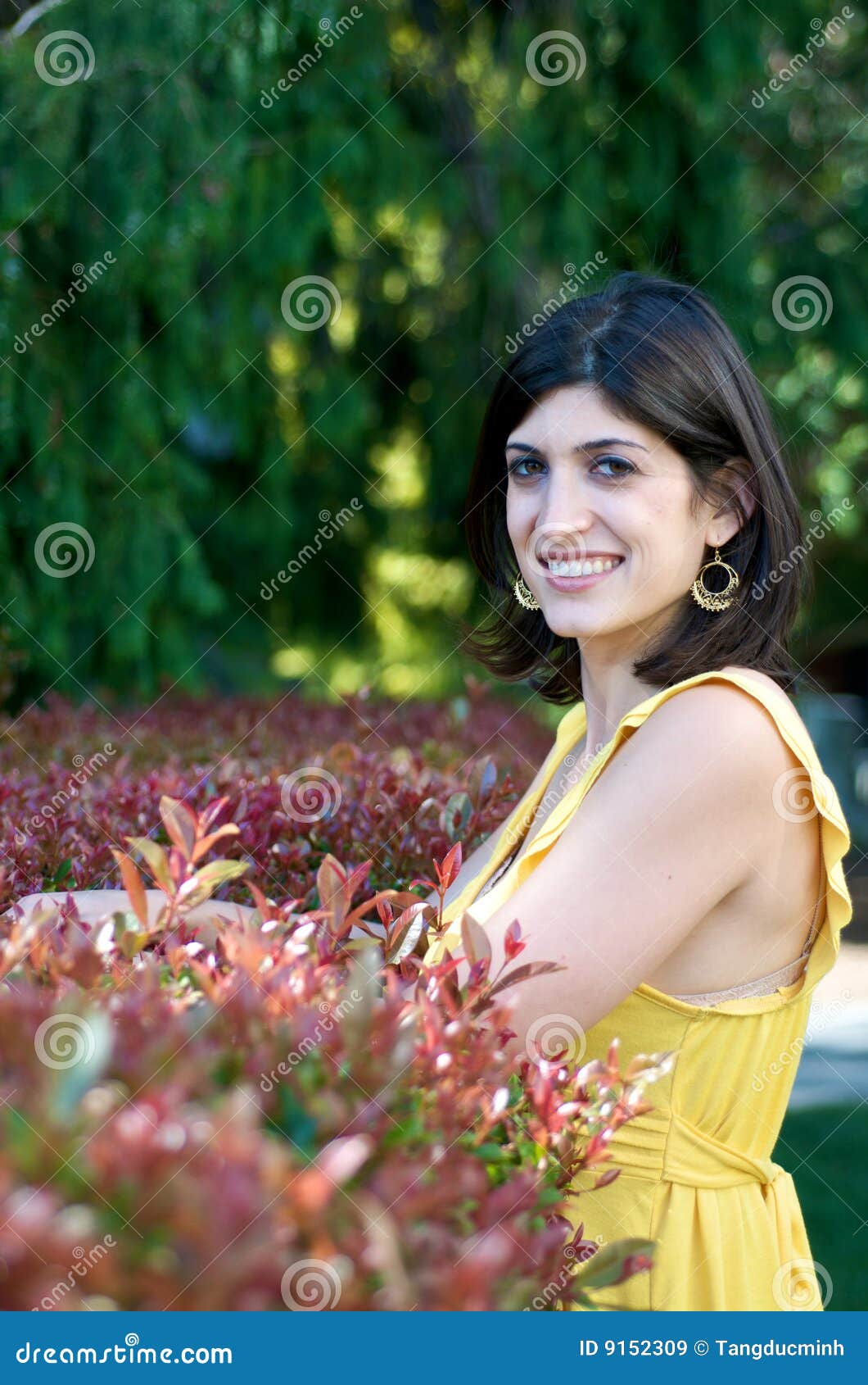 Mujer Multirracial En La Naturaleza Imagen de archivo - Imagen de ...