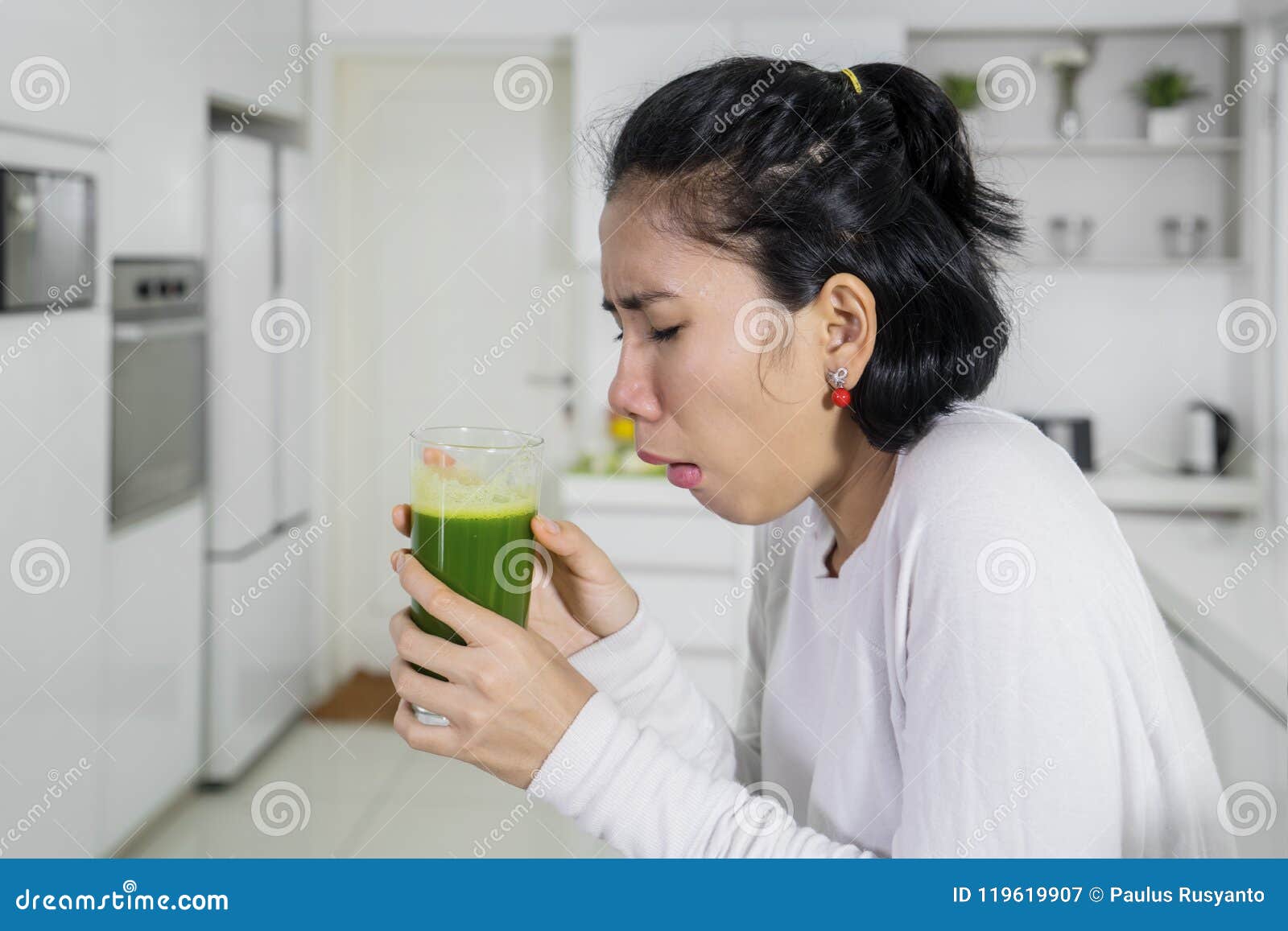 Mujer Nauseabunda Que Bebe El Jugo Sano Imagen de archivo - Imagen de ...