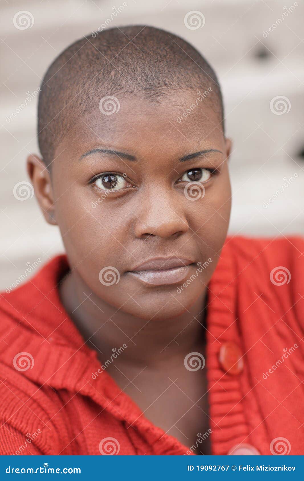 Mujer negra calva imagen de archivo. Imagen de maduro - 19092767