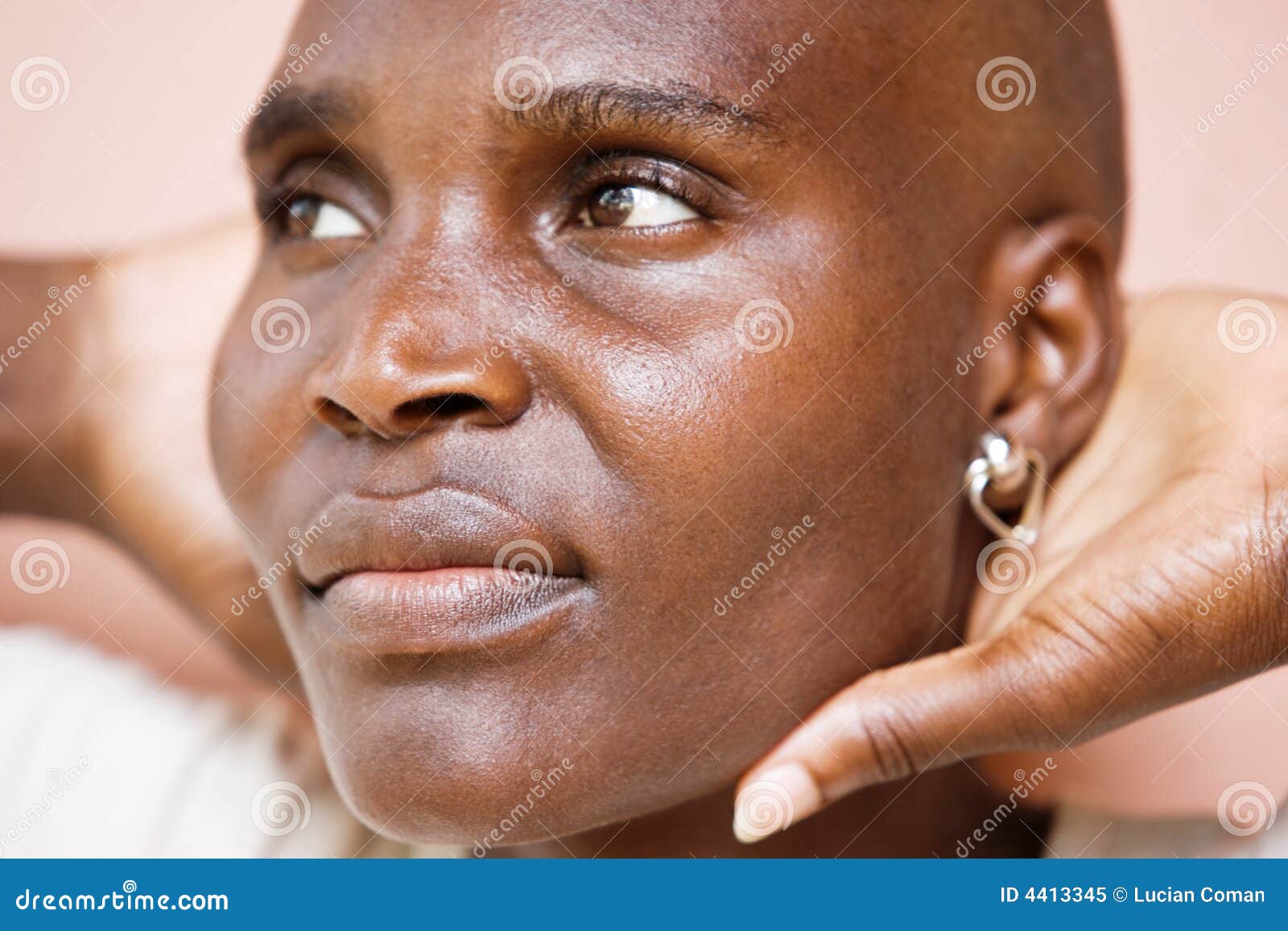 Mujer negra calva hermosa imagen de archivo. Imagen de relaja - 4413345