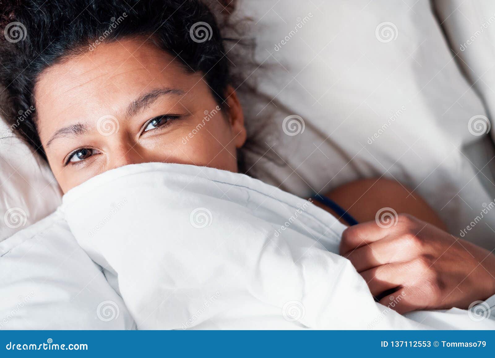 Mujer Negra Descansada Y Restaurada En Cama Imagen de archivo - Imagen ...