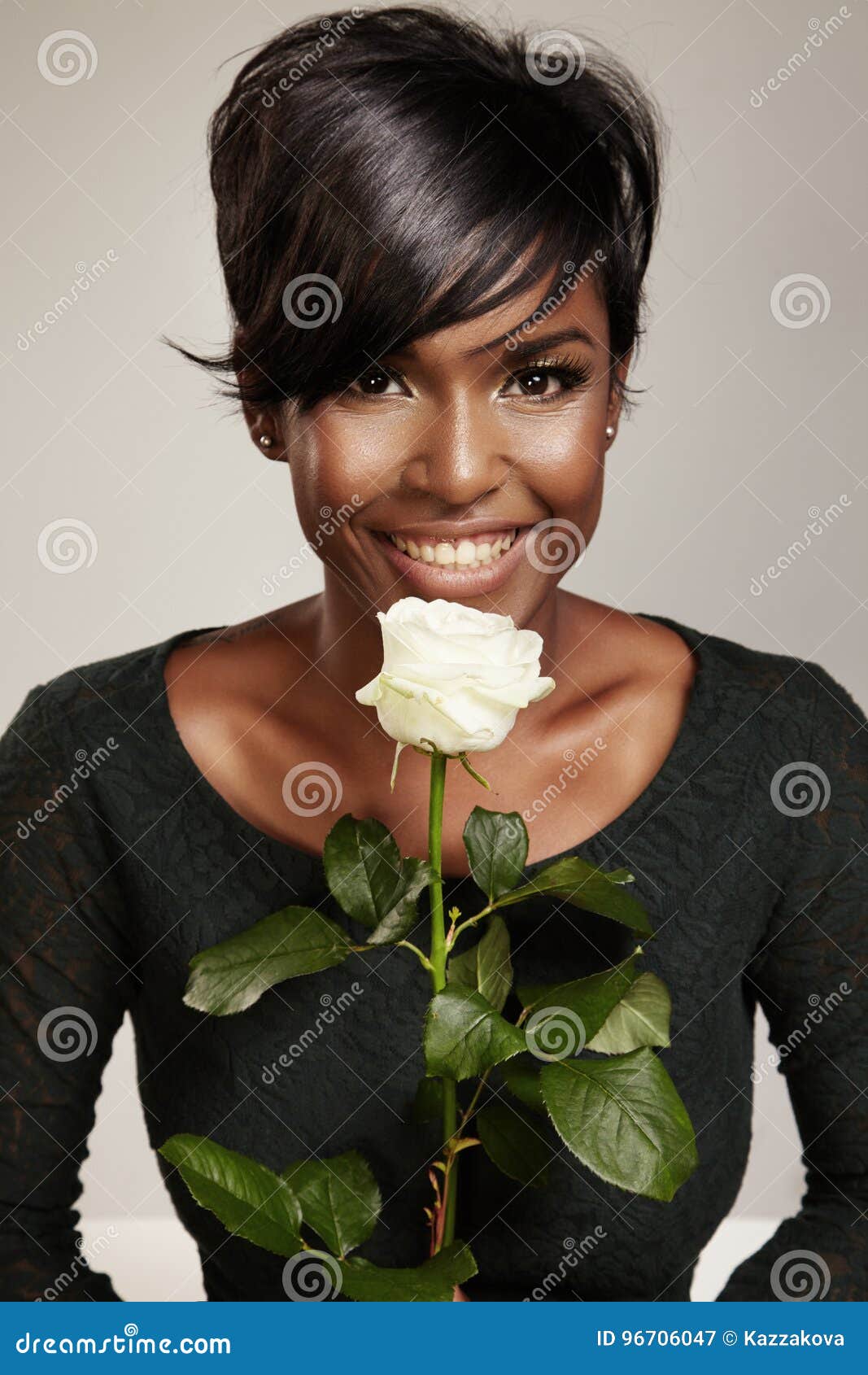 Mujer Negra Feliz Con Una Rosa Imagen de archivo - Imagen de arte ...