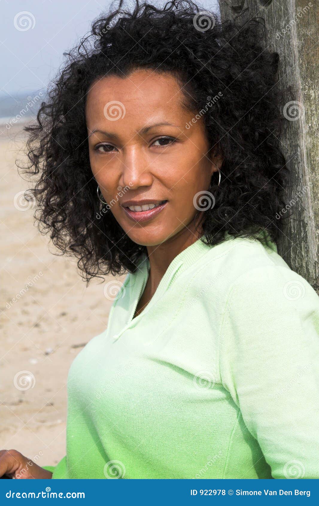 Mujer negra hermosa foto de archivo. Imagen de disfrutar - 922978