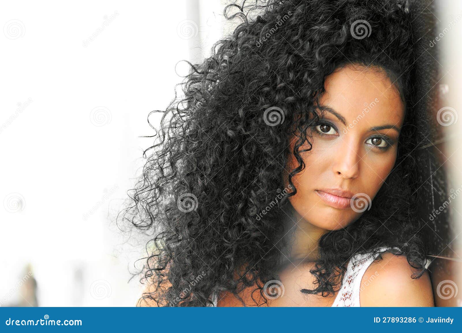 Mujer Negra Joven, Peinado Afro Foto de archivo - Imagen de claro ...