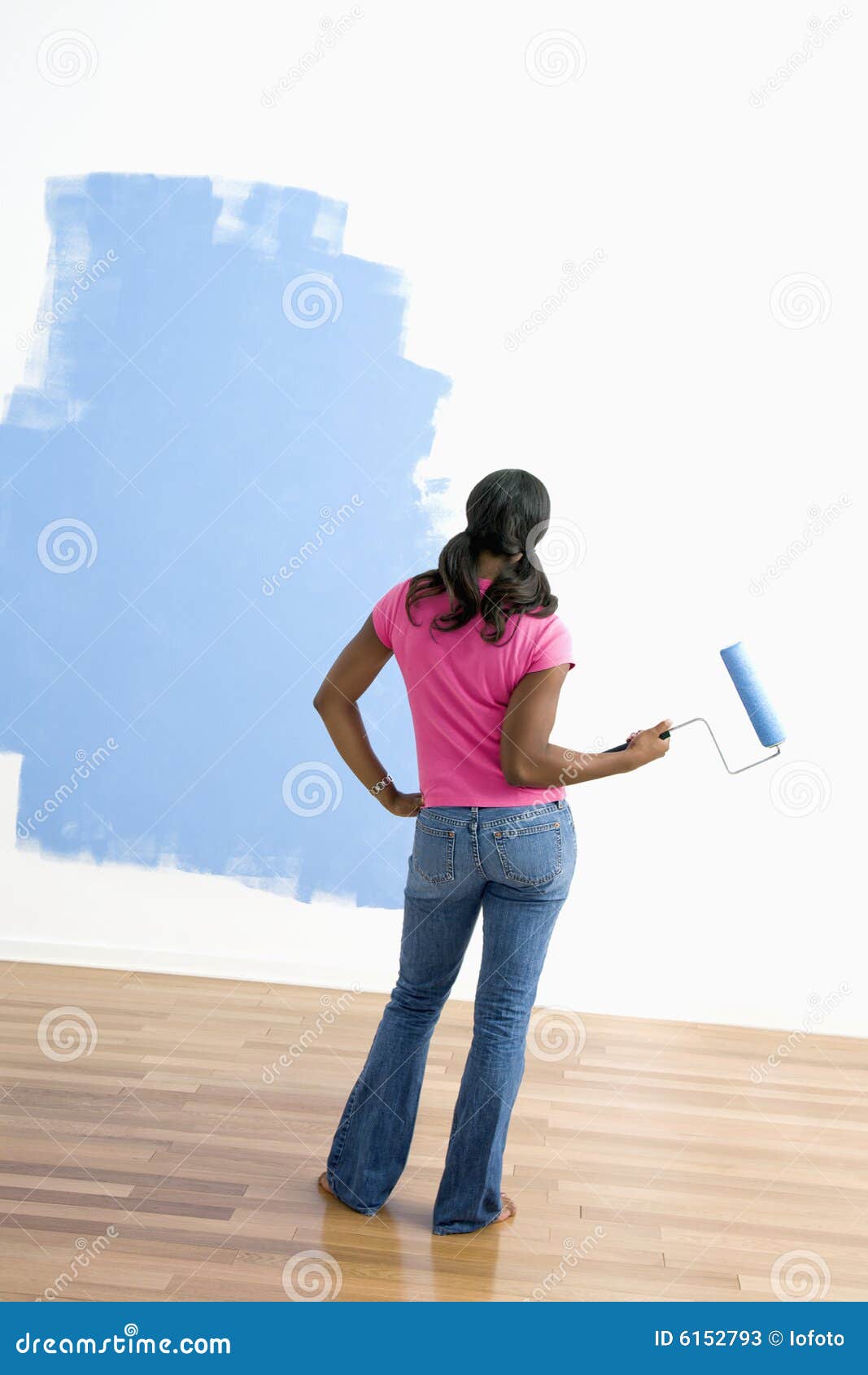 Mujer Observando Trabajo De La Pintura. Imagen de archivo - Imagen de ...