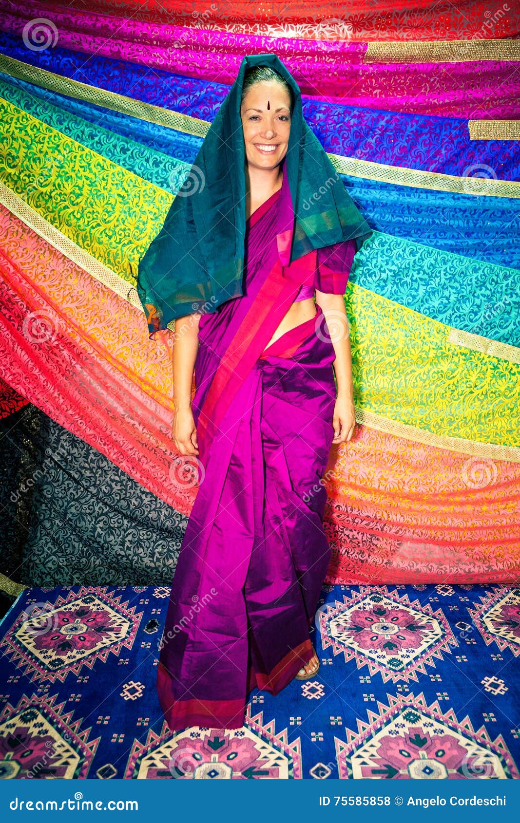 Mujer Occidental Con Ropa India Sari Foto de archivo - Imagen de diwali ...