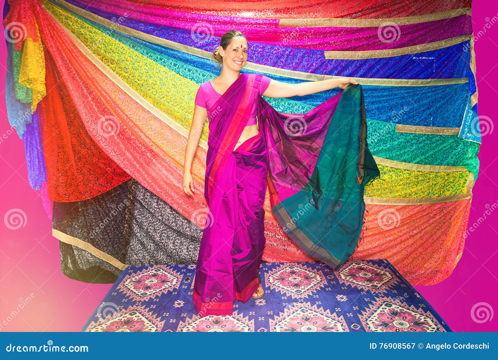Mujer Occidental Con Ropa India Sari Imagen de archivo - Imagen de ...