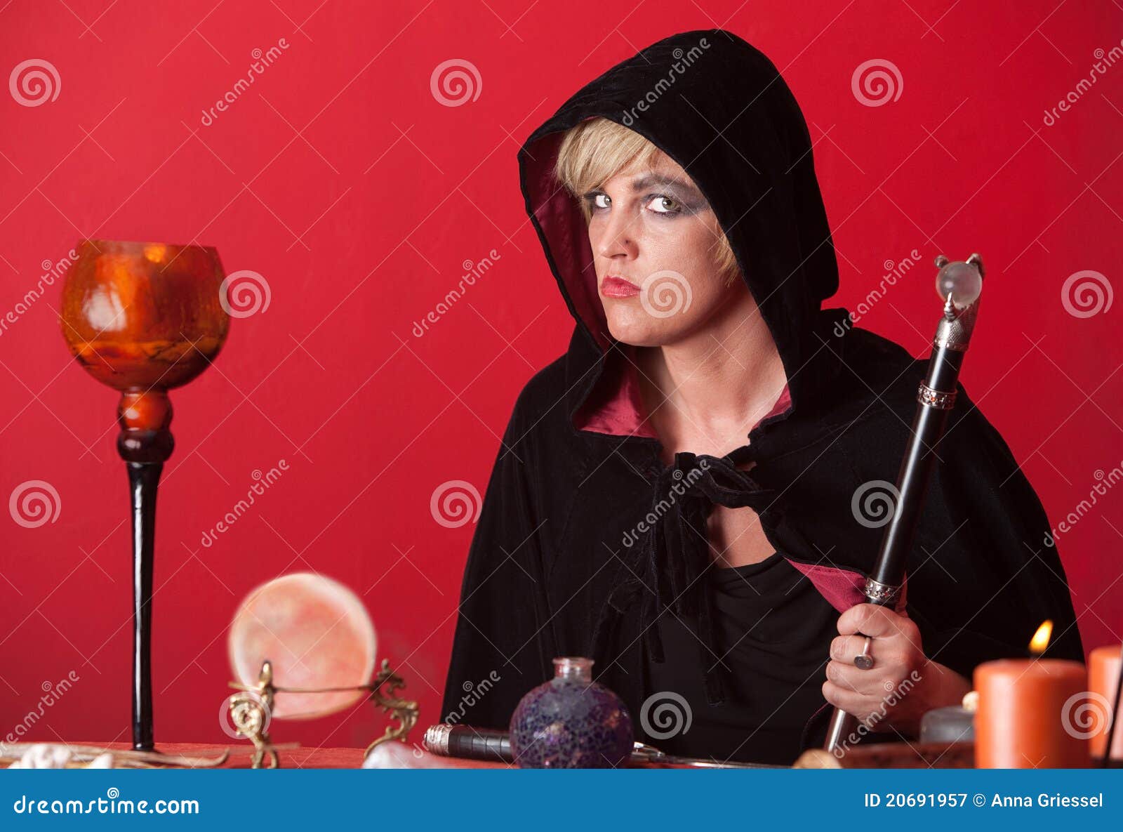 Mujer oculta imagen de archivo. Imagen de misterio, espeluznante - 20691957