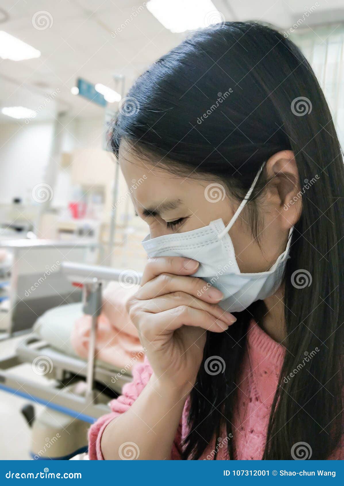 Mujer Paciente En Cama De Hospital Imagen de archivo - Imagen de hembra ...
