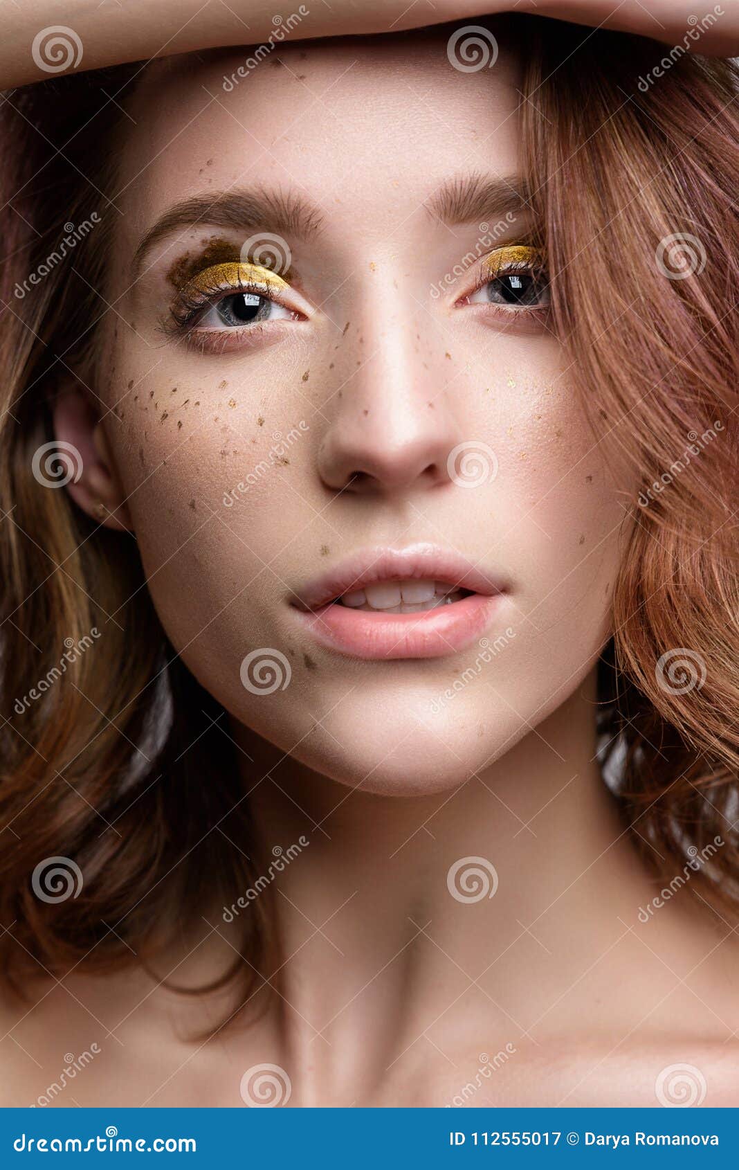 Mujer pecas en la cara imagen de archivo. Imagen de labios - 112555017