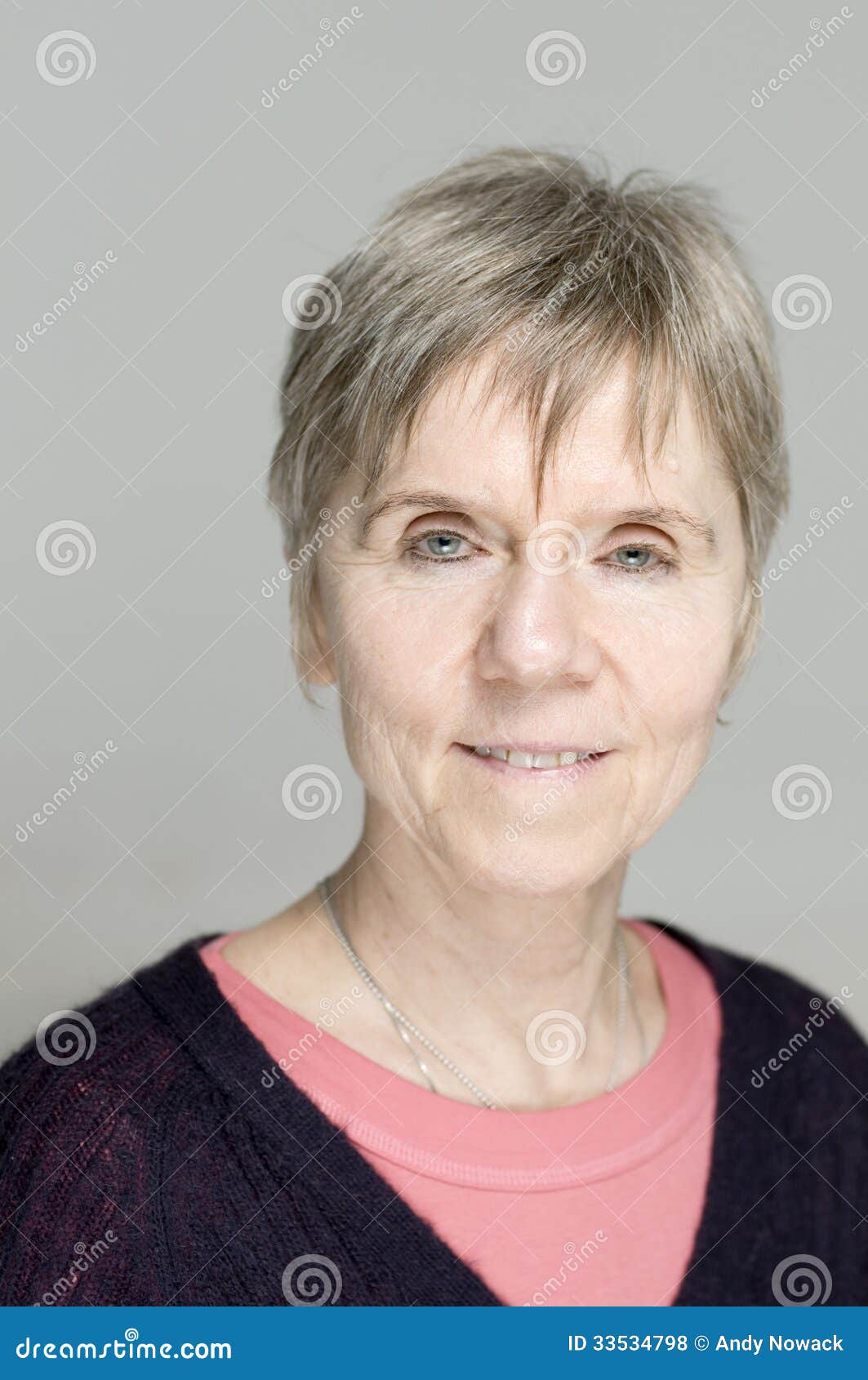 Mujer Perfectamente Contenta Del Retrato Foto de archivo - Imagen de ...