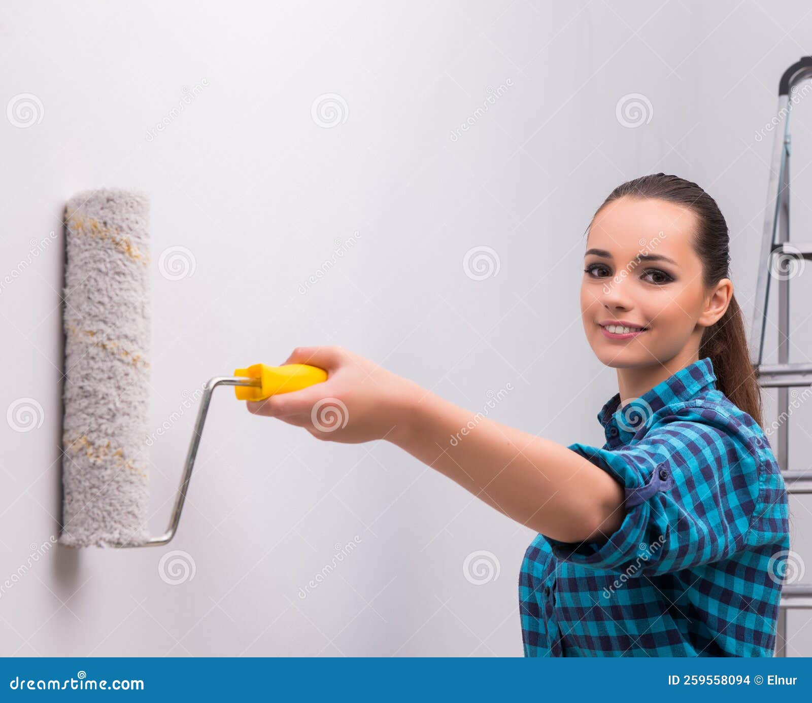 Mujer Pintando Casa En El Concepto Diy Foto de archivo - Imagen de ...