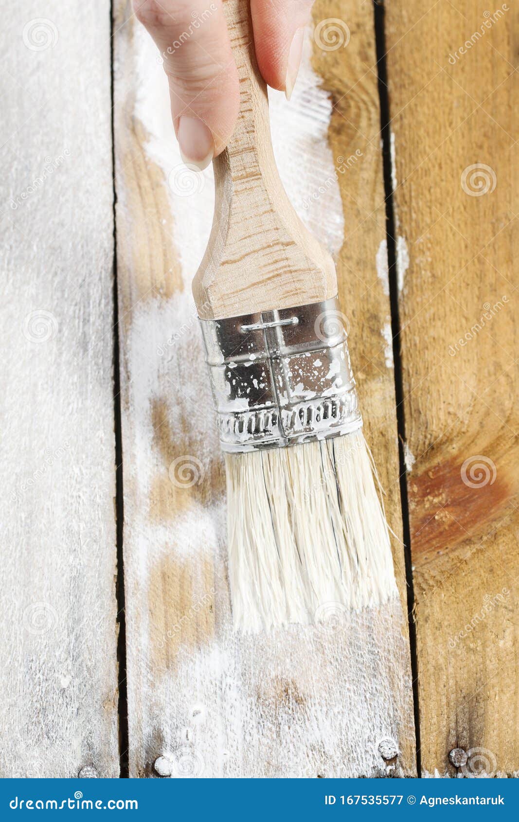 Mujer pintando madera imagen de archivo. Imagen de texturizado - 167535577