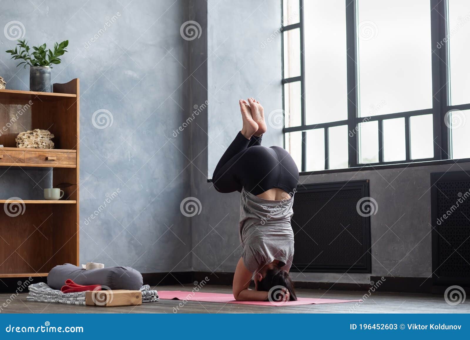 Mujer Practicando Yoga Cerca De La Ventana En Ejercicio De Cabeza Salamba Sirsasana Imagen De