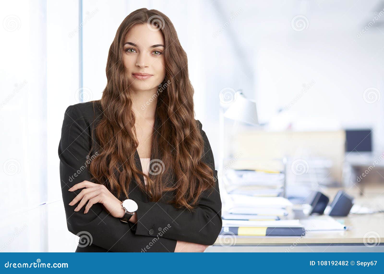 Mujer profesional joven foto de archivo. Imagen de funcionamiento ...