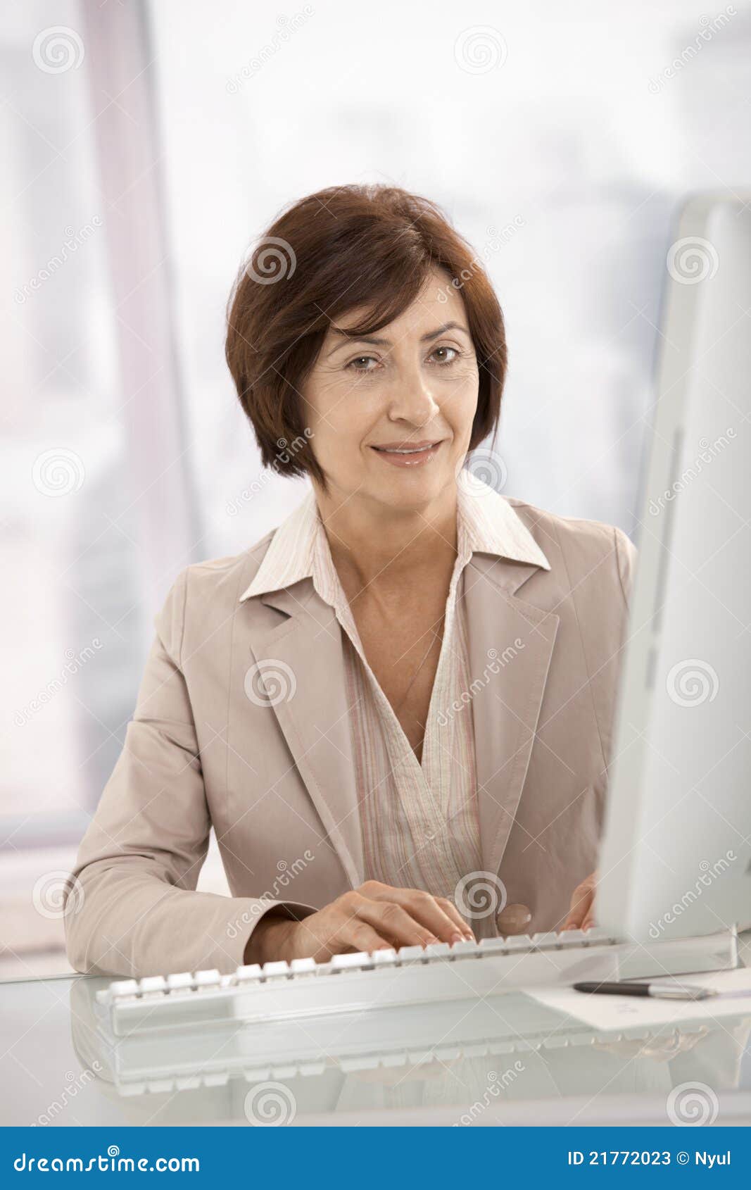 Mujer Profesional Mayor Que Se Sienta En El Escritorio Imagen de ...