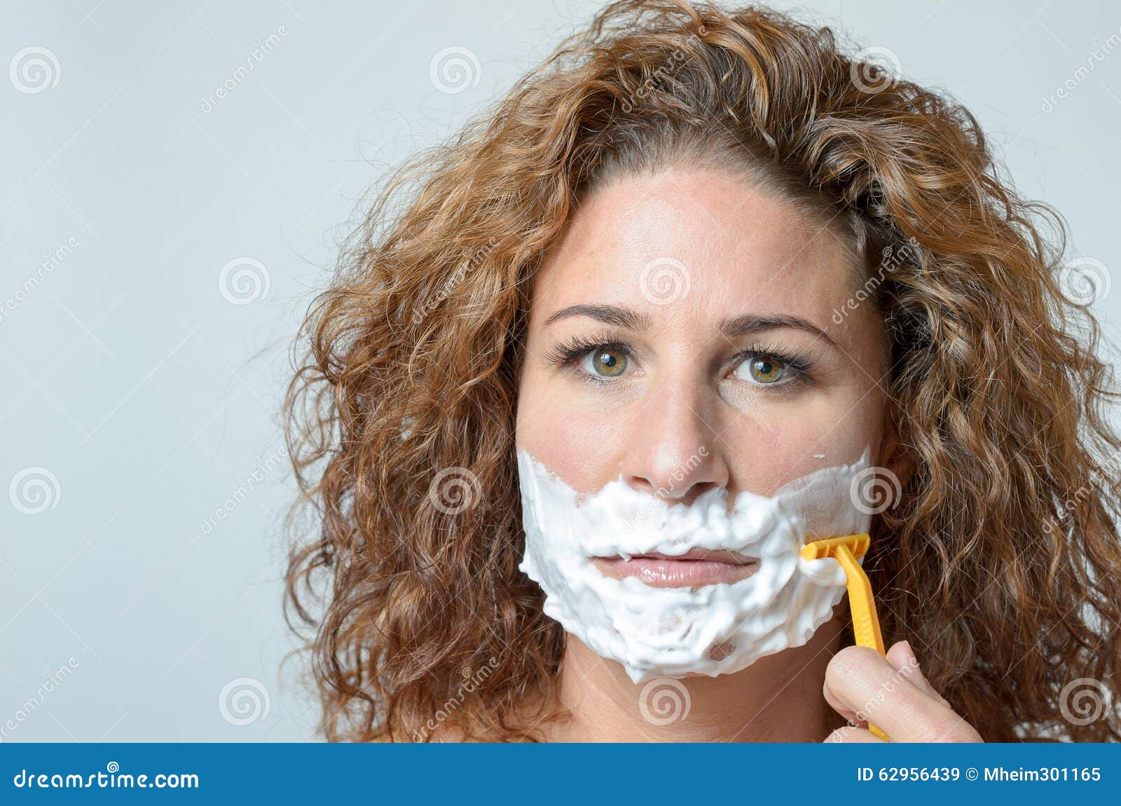 Mujer que afeita su barba imagen de archivo. Imagen de espuma - 62956439