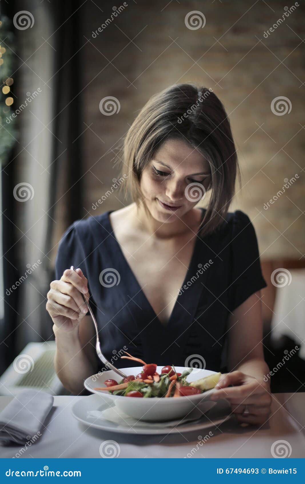 Mujer Que Almuerza En Un Restaurante Imagen de archivo - Imagen de ...