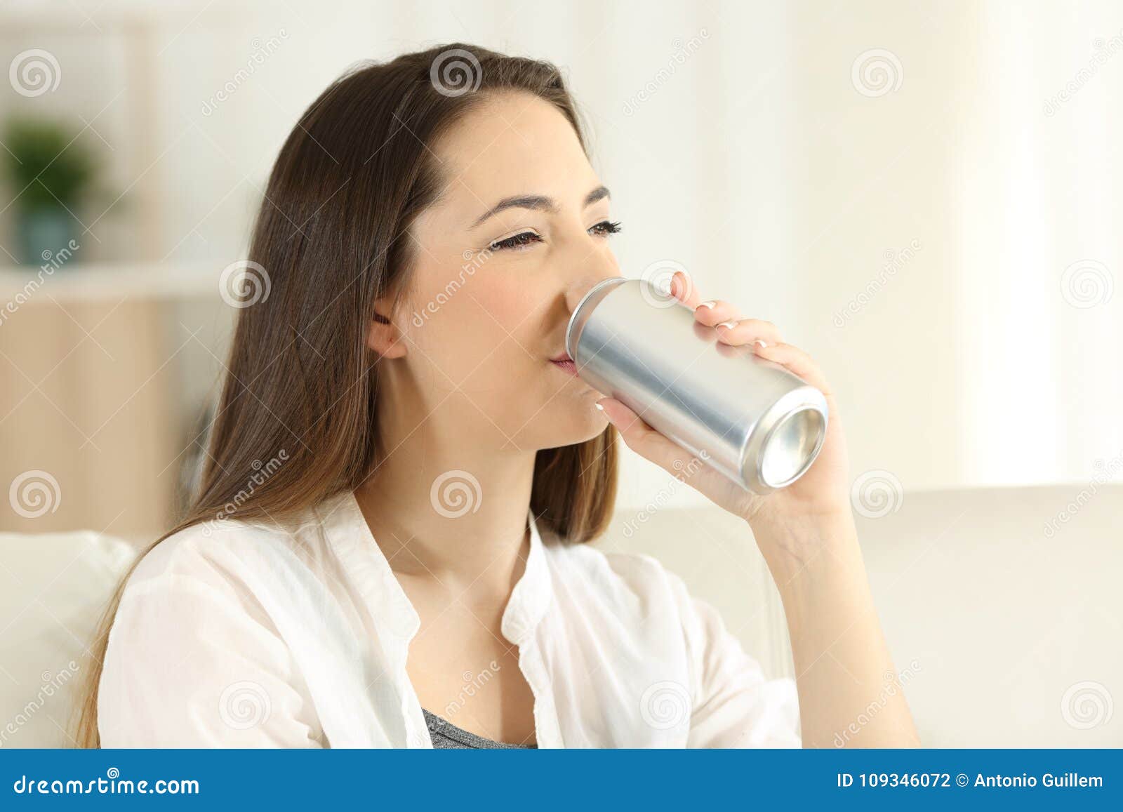 Mujer Que Bebe Un Refresco De La Soda De Una Poder Foto de archivo ...