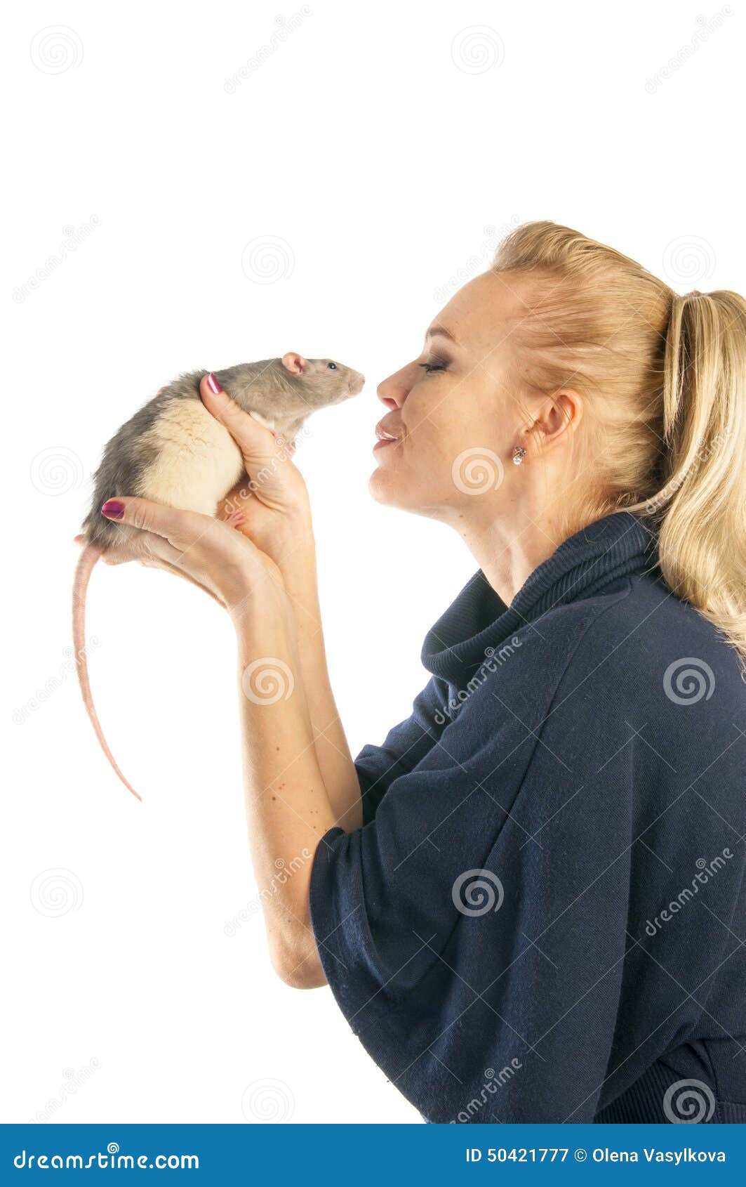 Mujer que besa una rata imagen de archivo. Imagen de pelo - 50421777