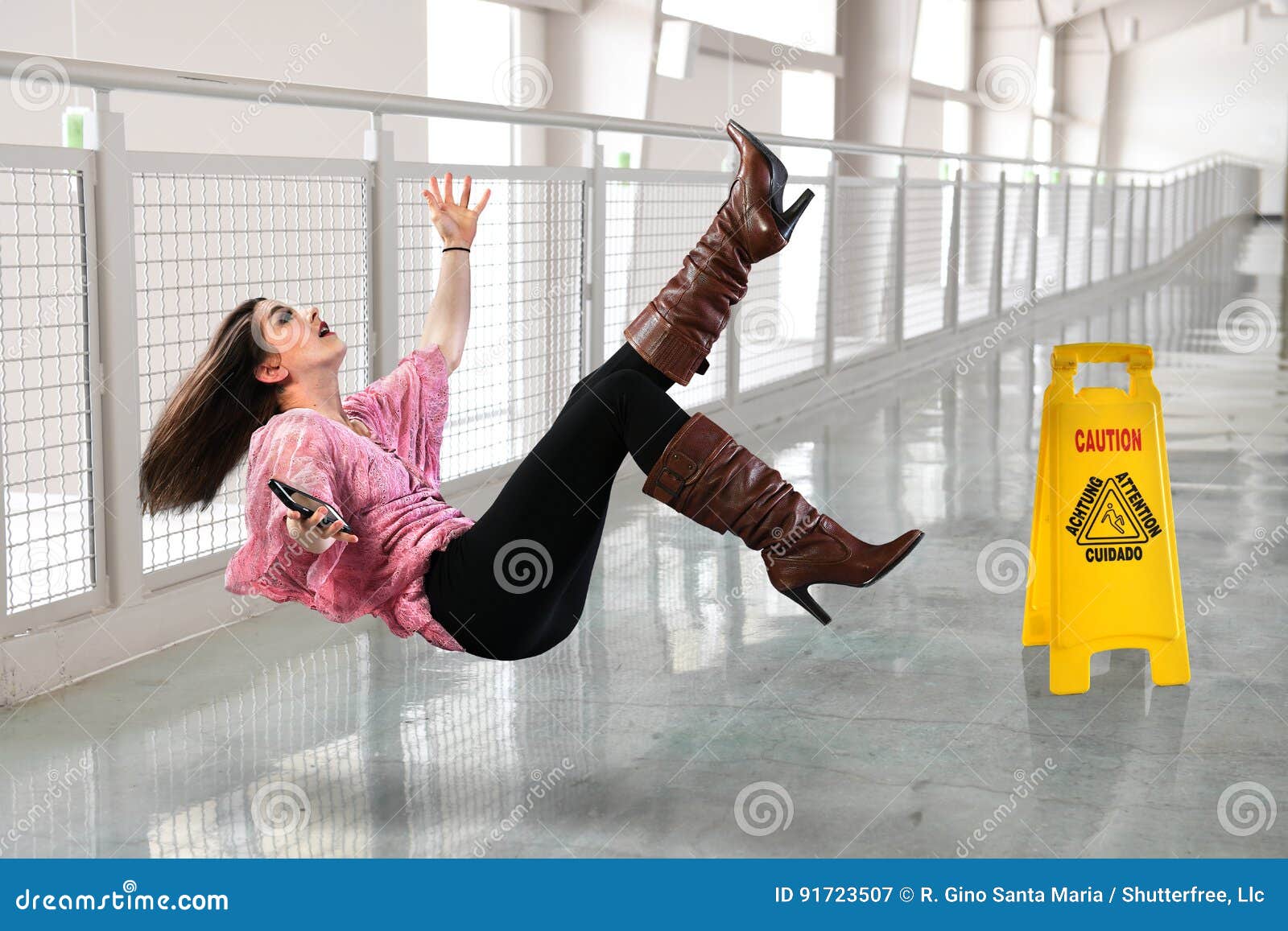 Mujer Que Cae En Piso Mojado Imagen de archivo - Imagen de empresario ...