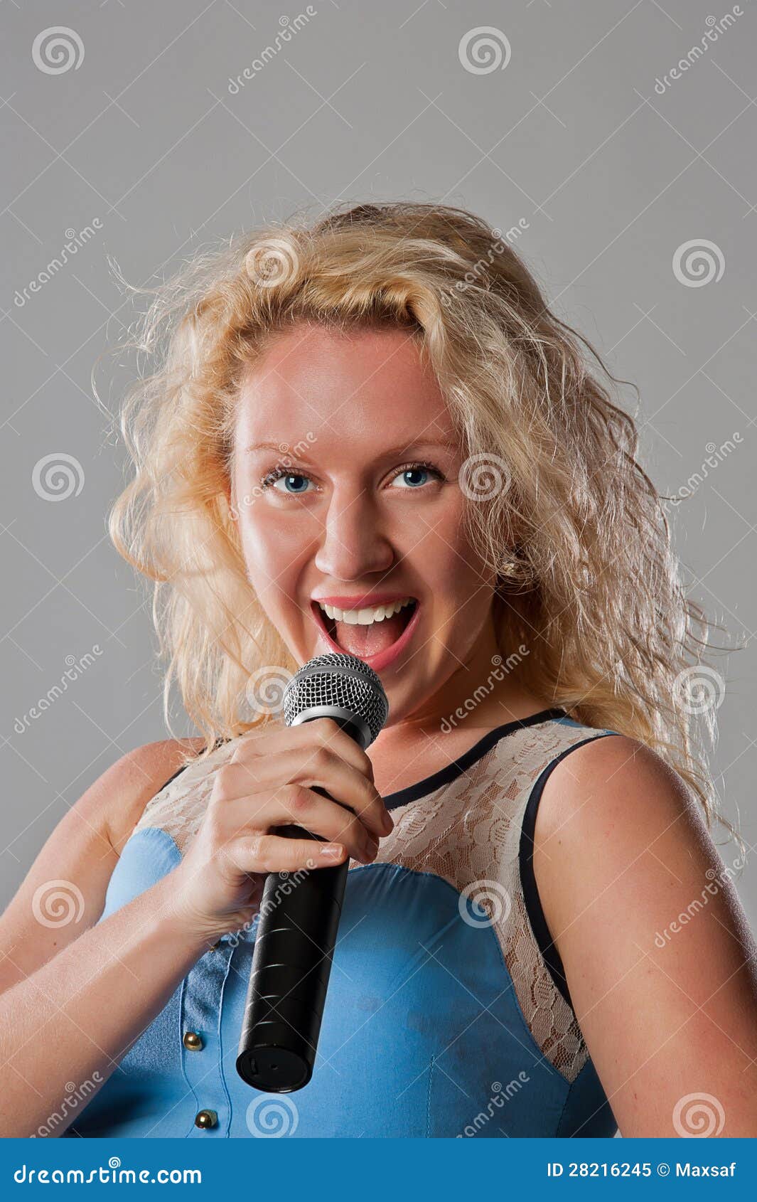 Mujer Que Canta En Micrófono Imagen de archivo - Imagen de musical ...